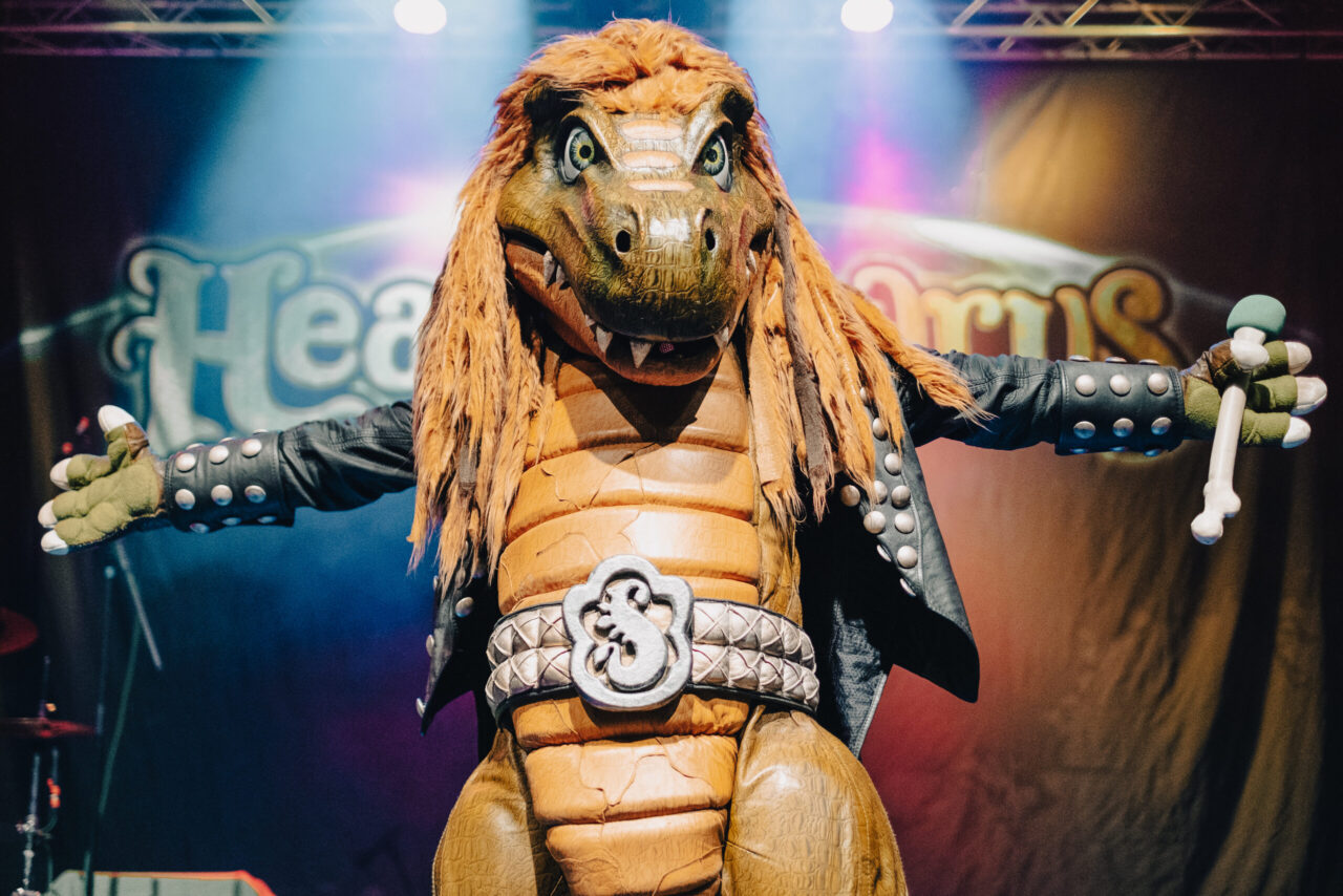 Dinokostüme und Heavy-Metal-Klänge